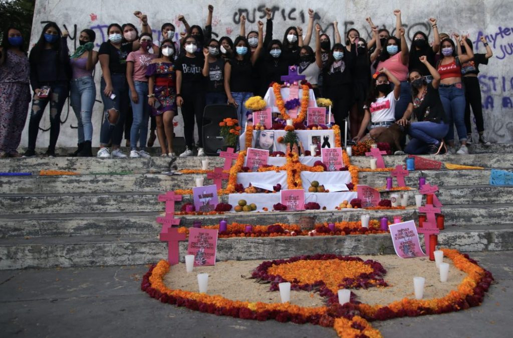 Altar y mural de feministas en la capital y Tixtla por las mujeres ...