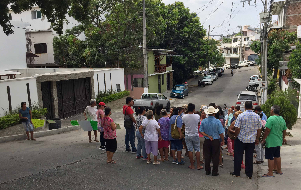 Protestan vecinos de cuatro colonias en la casa de la alcaldesa por ...