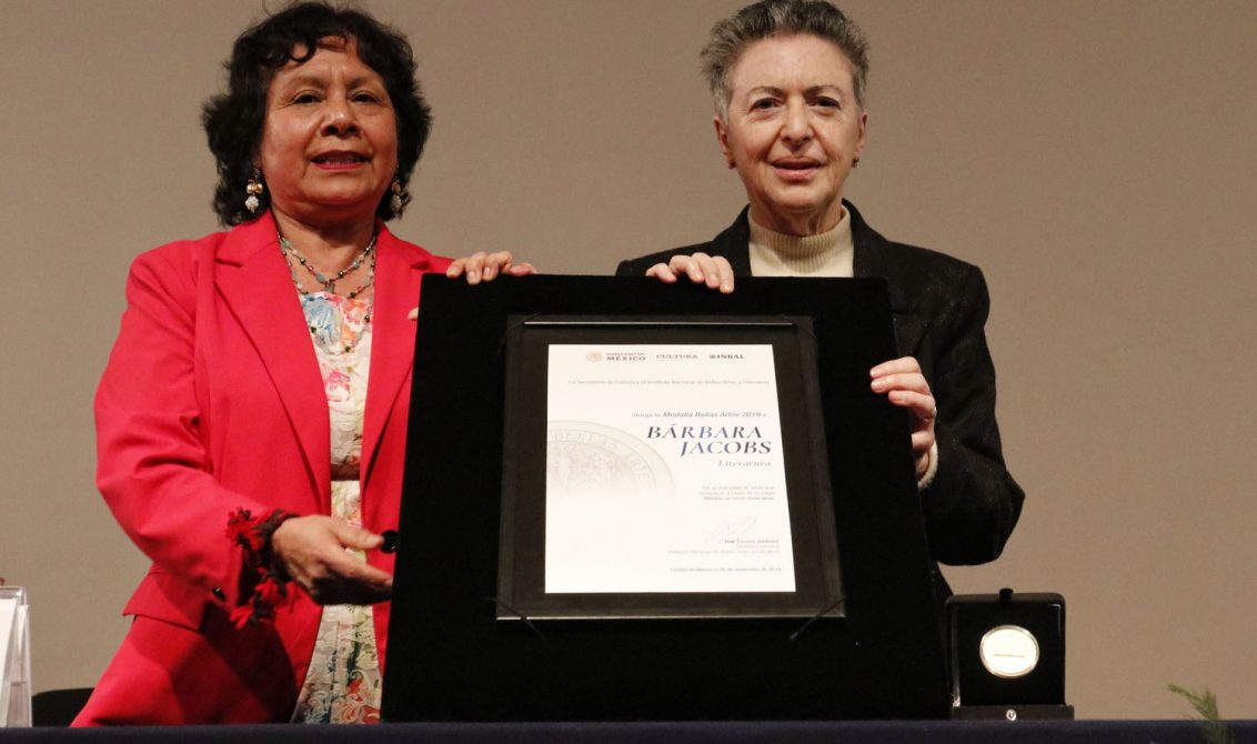 Entregan la Medalla Bellas Artes de Literatura a la escritora Bárbara ...
