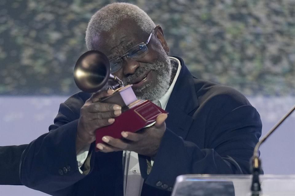 Otorgan reconocimiento del Latin Grammy al excepcional bajista Abraham ...