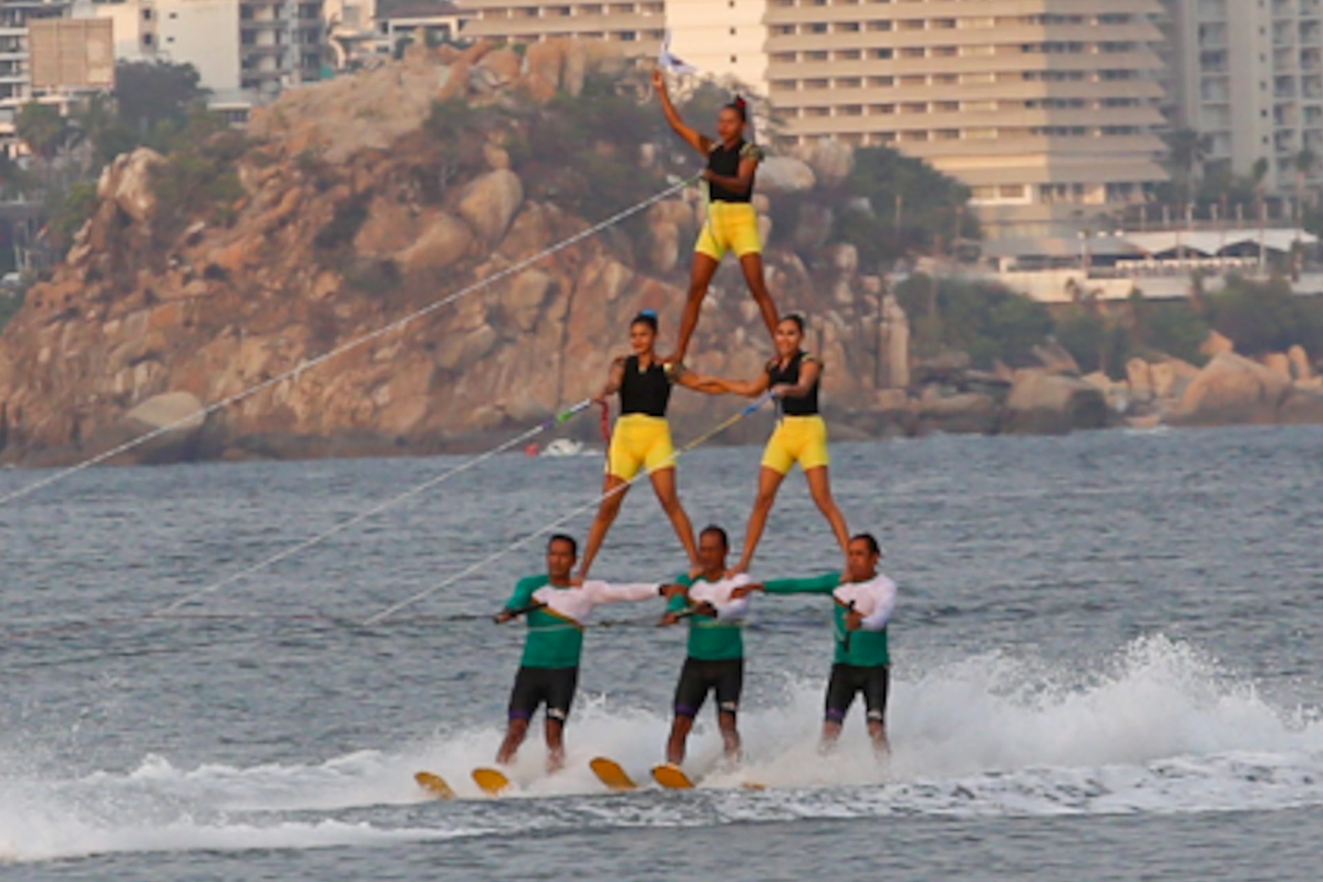 Vuelve el show de ski acuático a Acapulco; turistas y lugareños lo ...