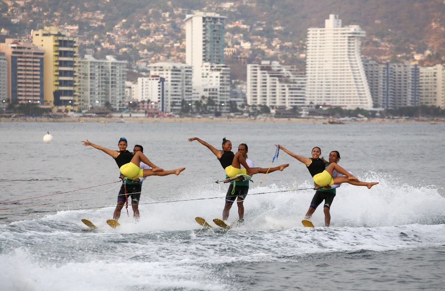 Vuelve el show de ski acuático a Acapulco; turistas y lugareños lo ...