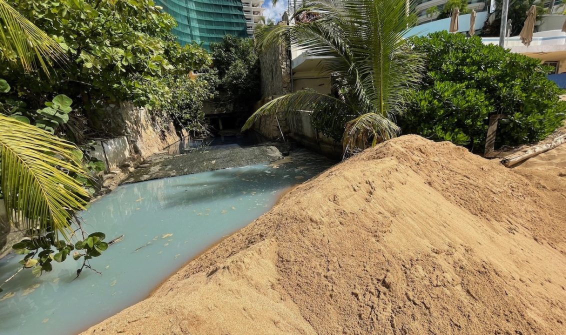 No hay descargas visibles de aguas negras o desde canales pluviales en ...
