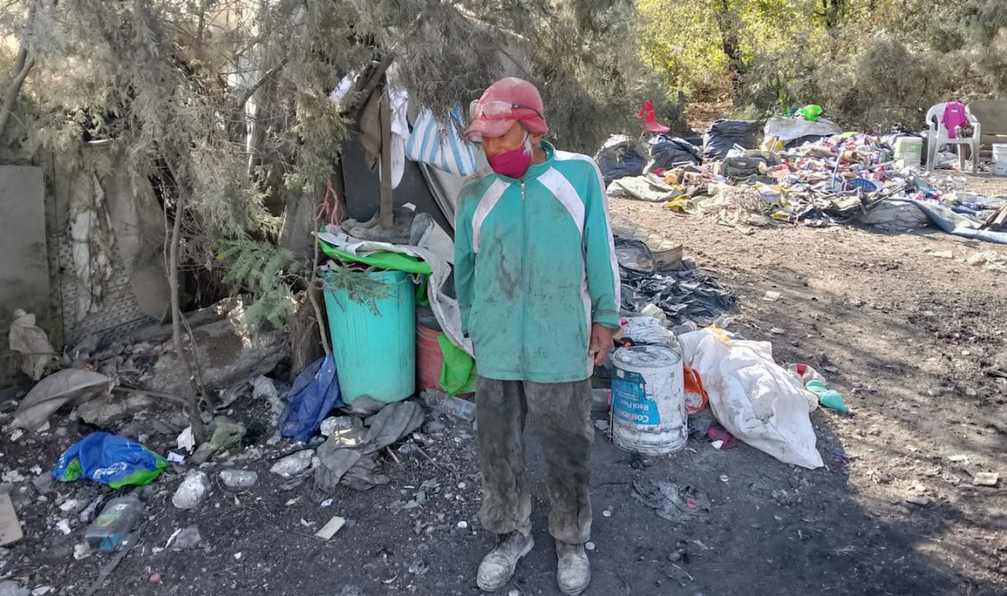Hurga entre la basura a sus 70 años, sin esperanza de que lo apoye el ...