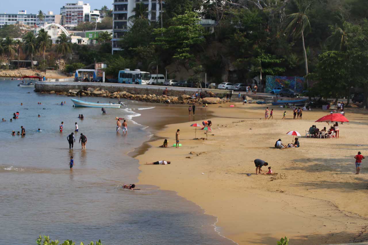 Bañistas llegan a playa Manzanillo luego de que fue limpiada por ...