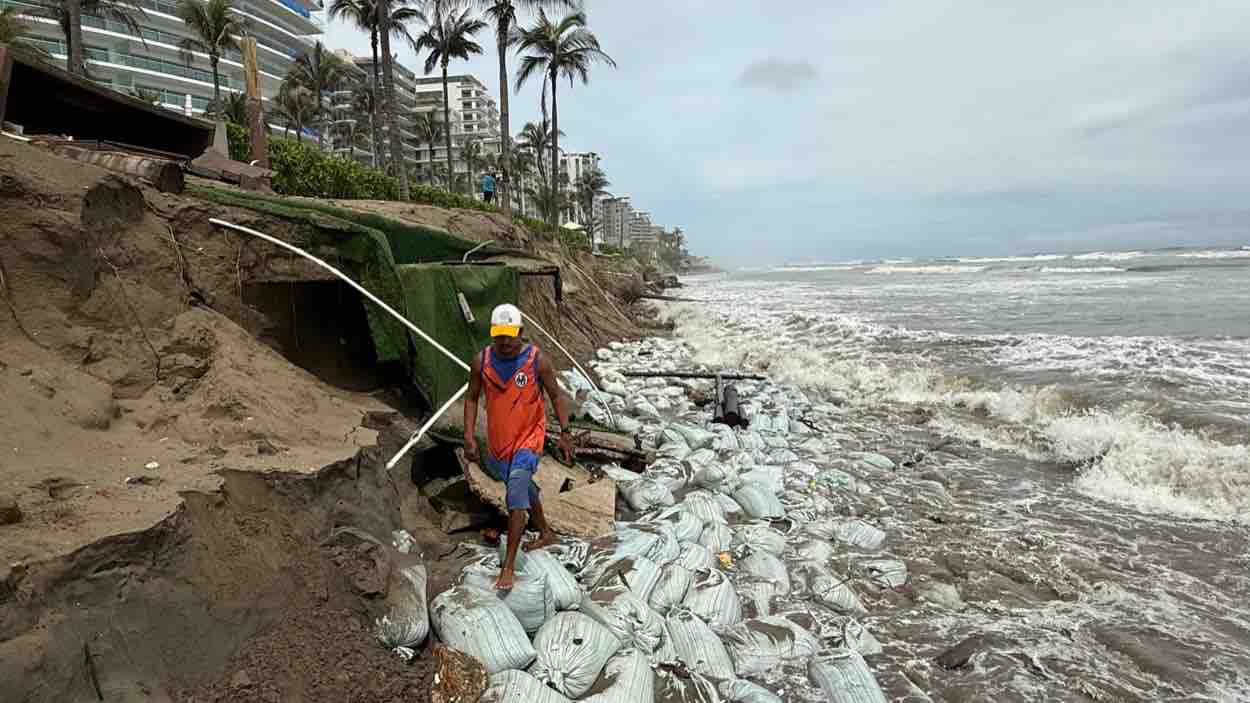 Desaparece la playa Revolcadero por el mar de fondo y deja daños en ...