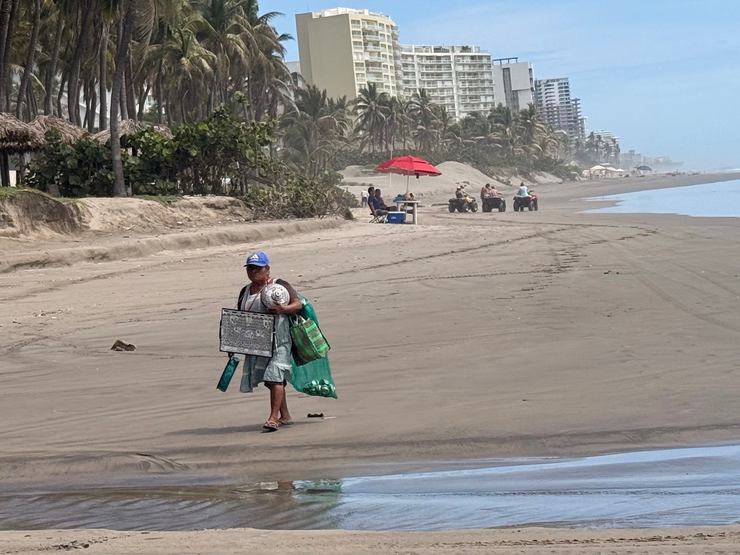 Pocos turistas y menos vendedores, el triste panorama en playa ...
