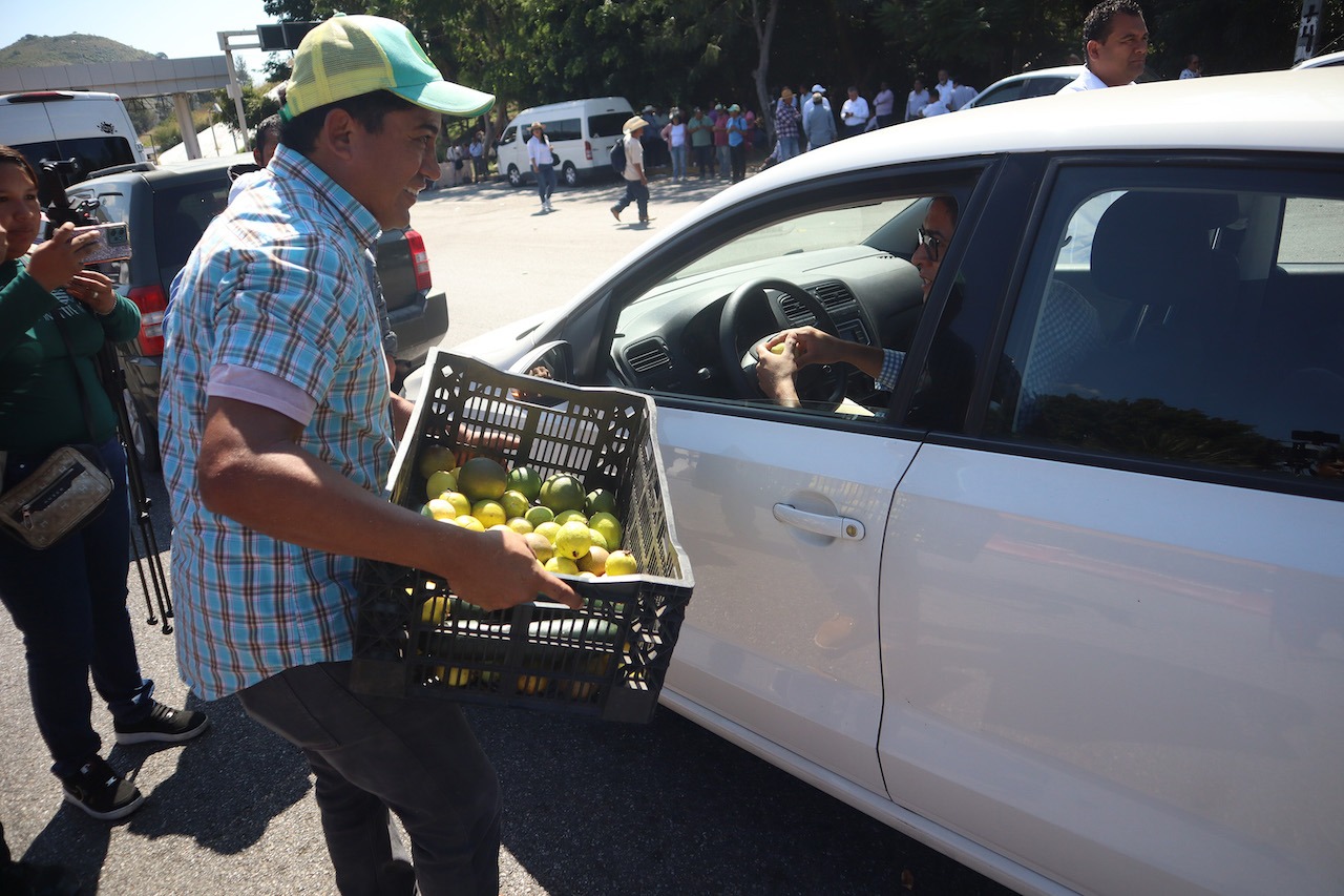 Campesinos dan paso libre en la caseta de Palo Blanco y regalan parte ...
