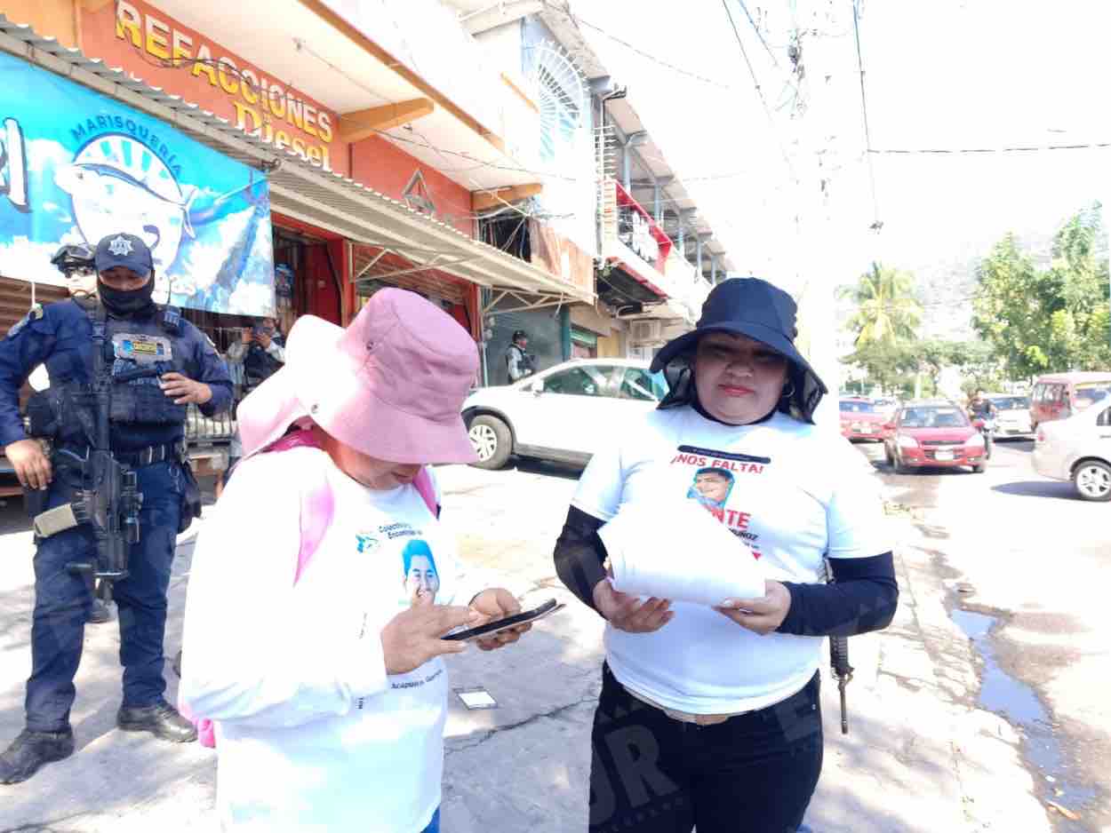 Pegan fichas de desaparecidos en calzada Pie de la Cuesta, en Acapulco ...