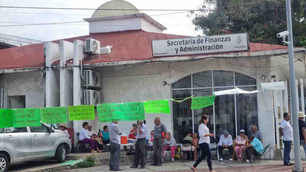 Sigue protesta de jubilados del SNTE en oficinas de Finanzas en ...