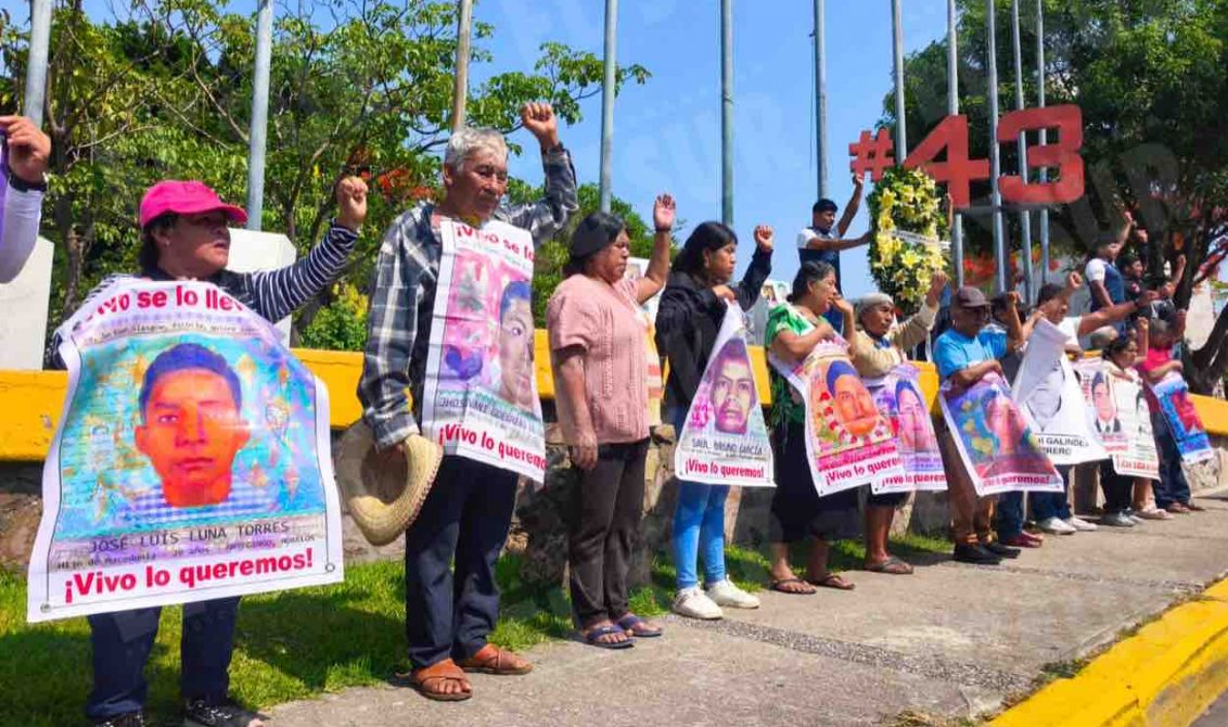 Exigen padres de los 43 a Harfuch dar la cara en el caso Ayotzinapa ...