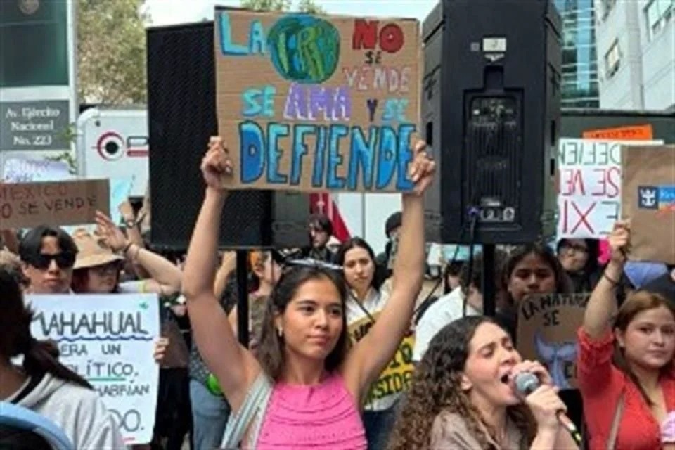 Protestan en Semarnat; piden aval contra obra en Mahahual - El Sur ...