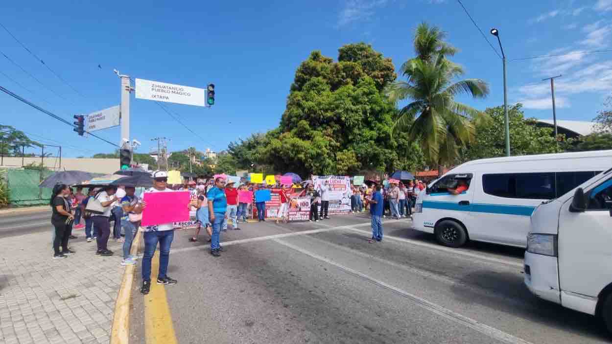 Mantienen maestros marchas y el cierre de carreteras, bancos y tiendas ...