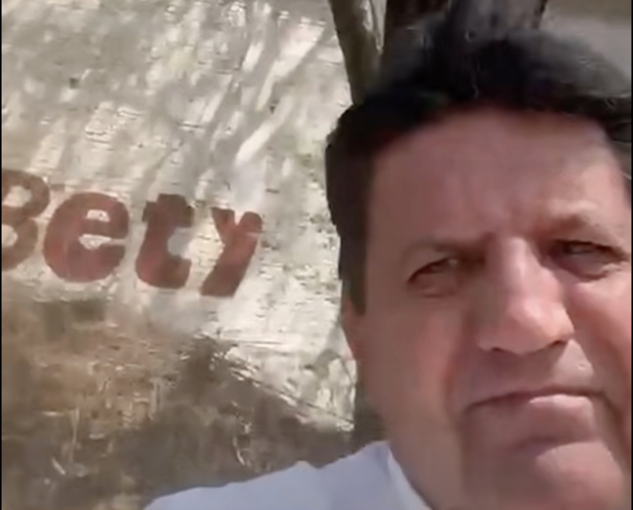 Ya quitaron la pinta de “Es Bety” de la pared de su bodega, informa ...